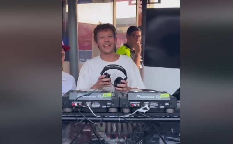 Videó: Valentino Rossi DJ-nek állt a misanói MotoGP-hétvégén